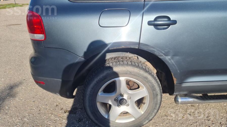 Pelēks Volkswagen Touareg 2004 Jēkabpils, ar dzinēja tilpumu 2.50 L un nobraukumu 280 tūkst. km par 2000 €, foto 8 vietnē AUTOMOTO.COM.LV