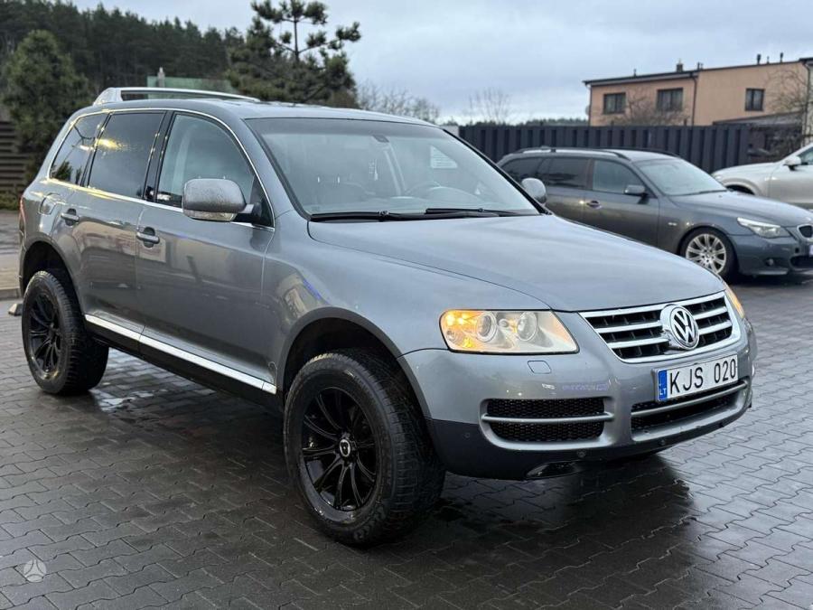 Grey Volkswagen Touareg 2005 in Vilnius, with an engine capacity of 2.46 L and mileage of 340 thousand km for 2950 €, photo 1 on AUTOMOTO.COM.LV