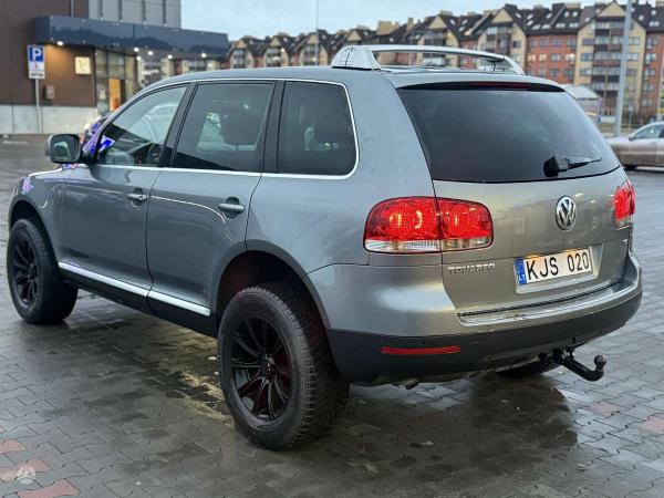 Pelēks Volkswagen Touareg 2005 Viļņa, ar dzinēja tilpumu 2.46 L un nobraukumu 340 tūkst. km par 2950 €, foto 3 vietnē AUTOMOTO.COM.LV