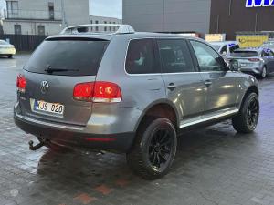 Grey Volkswagen Touareg 2005 in Vilnius, with an engine capacity of 2.46 L and mileage of 340 thousand km for 2950 €, photo 4 on AUTOMOTO.COM.LV