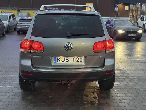 Pelēks Volkswagen Touareg 2005 Viļņa, ar dzinēja tilpumu 2.46 L un nobraukumu 340 tūkst. km par 2950 €, foto 5 vietnē AUTOMOTO.COM.LV