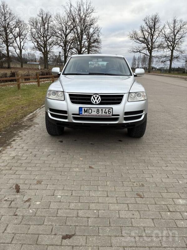Grey Volkswagen Touareg 2005 in Valmiera, with an engine capacity of 2.50 L and mileage of 333 thousand km for 2700 €, photo 1 on AUTOMOTO.COM.LV