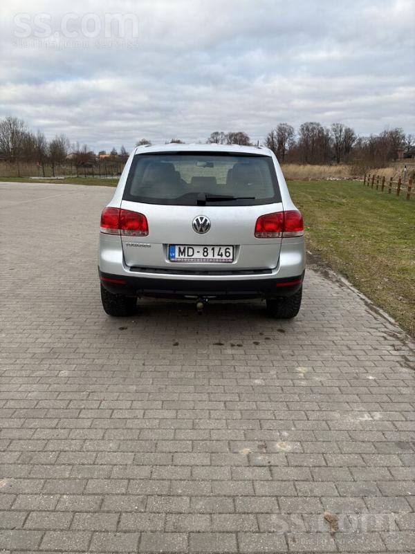 Grey Volkswagen Touareg 2005 in Valmiera, with an engine capacity of 2.50 L and mileage of 333 thousand km for 2700 €, photo 3 on AUTOMOTO.COM.LV