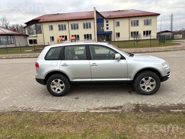 Grey Volkswagen Touareg 2005 in Valmiera, with an engine capacity of 2.50 L and mileage of 333 thousand km for 2700 €, photo 4 on AUTOMOTO.COM.LV