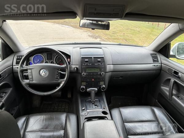 Grey Volkswagen Touareg 2005 in Valmiera, with an engine capacity of 2.50 L and mileage of 333 thousand km for 2700 €, photo 9 on AUTOMOTO.COM.LV