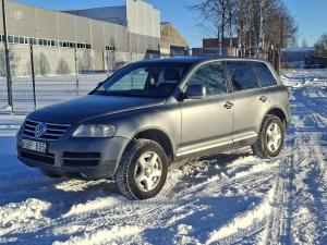 Pelēks Volkswagen Touareg 2005 Plungė, ar dzinēja tilpumu 2.46 L un nobraukumu 384 tūkst. km par 2350 €, foto  vietnē AUTOMOTO.COM.LV