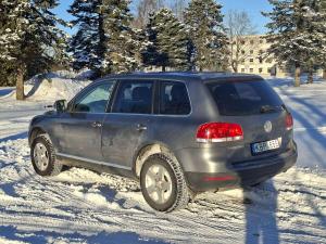 Серый Фольксваген Туарег 2005 в Плунге, объемом двигателя 2.46 л и пробегом 384 тыс. км за 2350 €, фото 3 на AUTOMOTO.COM.LV
