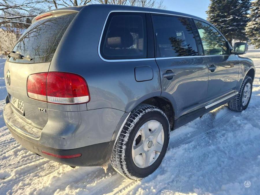 Серый Фольксваген Туарег 2005 в Плунге, объемом двигателя 2.46 л и пробегом 384 тыс. км за 2350 €, фото 12 на AUTOMOTO.COM.LV