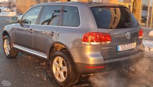 Pelēks Volkswagen Touareg 2005 Viļņa, ar dzinēja tilpumu 2.50 L un nobraukumu 225 tūkst. km par 2550 €, foto 3 vietnē AUTOMOTO.COM.LV