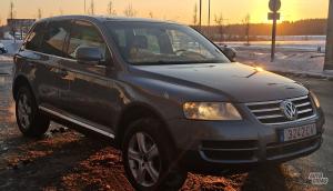 Pelēks Volkswagen Touareg 2005 Viļņa, ar dzinēja tilpumu 2.50 L un nobraukumu 225 tūkst. km par 2550 €, foto 4 vietnē AUTOMOTO.COM.LV
