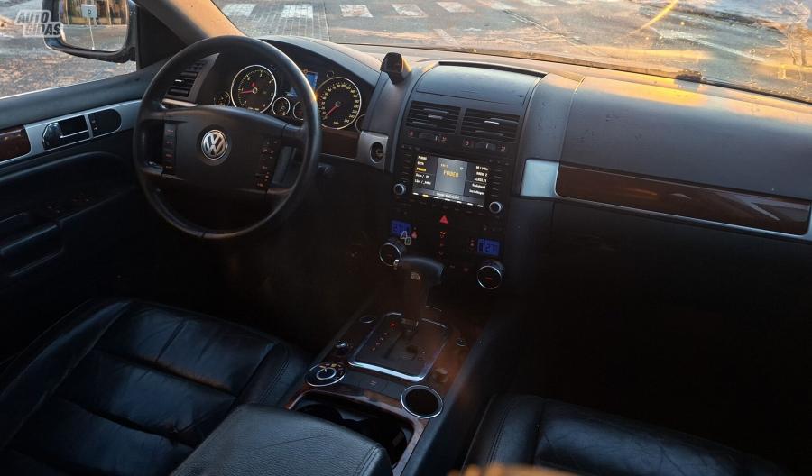 Pelēks Volkswagen Touareg 2005 Viļņa, ar dzinēja tilpumu 2.50 L un nobraukumu 225 tūkst. km par 2550 €, foto 7 vietnē AUTOMOTO.COM.LV