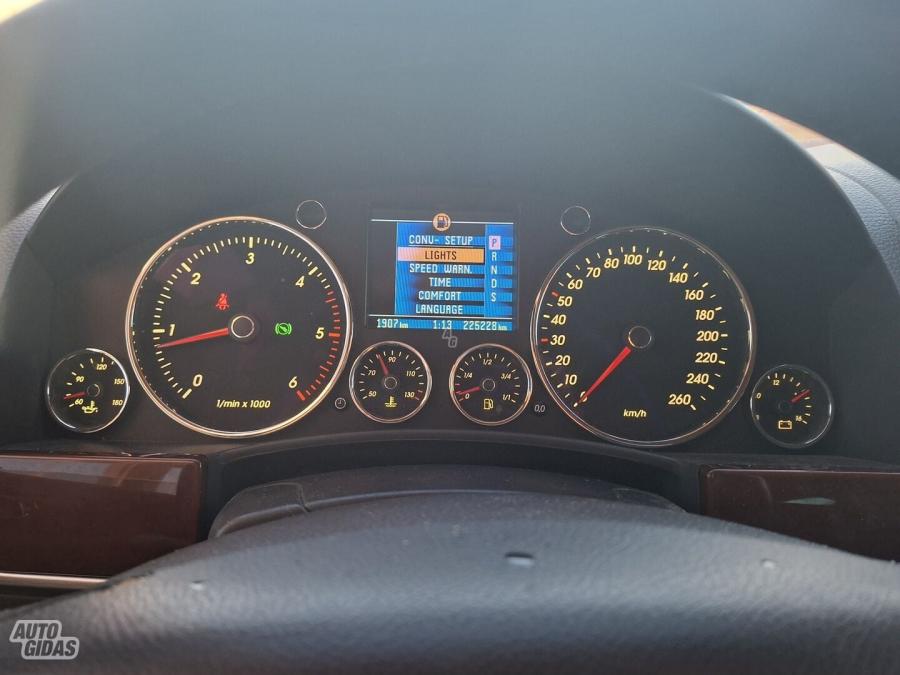 Pelēks Volkswagen Touareg 2005 Viļņa, ar dzinēja tilpumu 2.50 L un nobraukumu 225 tūkst. km par 2550 €, foto 8 vietnē AUTOMOTO.COM.LV
