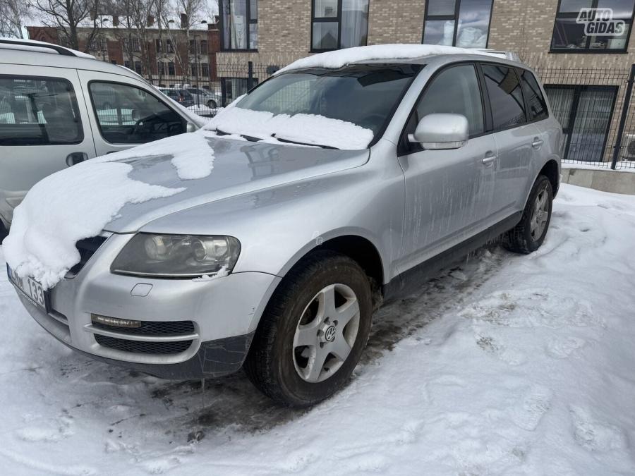 Серый Фольксваген Туарег 2005 в Каунас, объемом двигателя 2.50 л и пробегом 300 тыс. км за 1950 €, фото 1 на AUTOMOTO.COM.LV