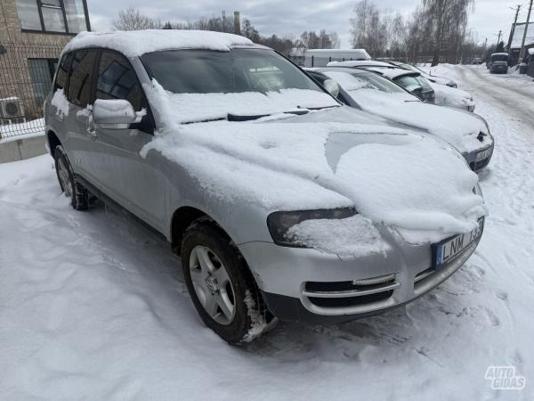 Grey Volkswagen Touareg 2005 in Kaunas, with an engine capacity of 2.50 L and mileage of 300 thousand km for 1950 €, photo 2 on AUTOMOTO.COM.LV