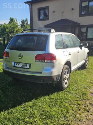 Grey Volkswagen Touareg 2005 in Riga, with an engine capacity of 3.20 L and mileage of 280 thousand km for 2800 €, photo 4 on AUTOMOTO.COM.LV