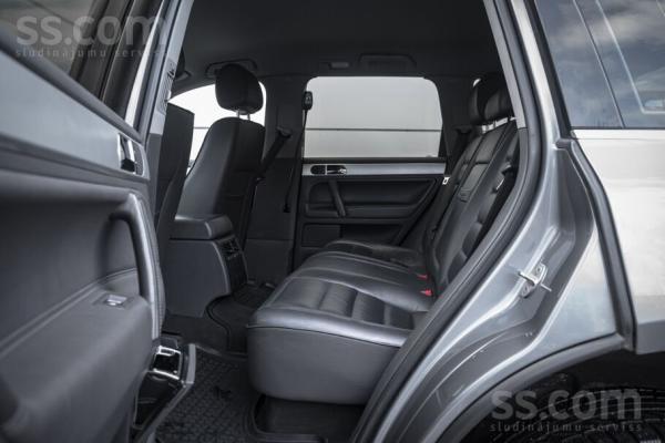 Pelēks Volkswagen Touareg 2005 Rīga, ar dzinēja tilpumu 3.00 L un nobraukumu 0 tūkst. km par 4990 €, foto 9 vietnē AUTOMOTO.COM.LV