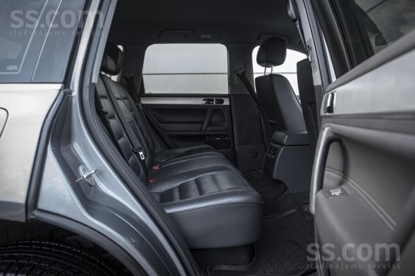 Pelēks Volkswagen Touareg 2005 Rīga, ar dzinēja tilpumu 3.00 L un nobraukumu 0 tūkst. km par 4990 €, foto 10 vietnē AUTOMOTO.COM.LV