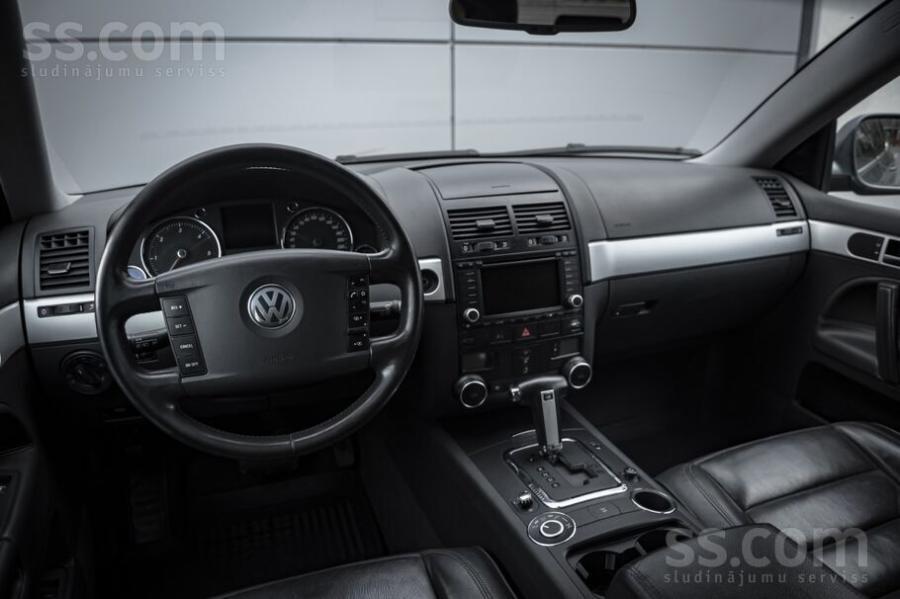 Grey Volkswagen Touareg 2005 in Riga, with an engine capacity of 3.00 L and mileage of 0 thousand km for 4990 €, photo 17 on AUTOMOTO.COM.LV