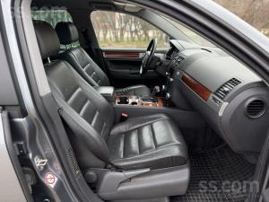 Pelēks Volkswagen Touareg 2005 Ogre, ar dzinēja tilpumu 3.00 L un nobraukumu 228 tūkst. km par 2500 €, foto 15 vietnē AUTOMOTO.COM.LV