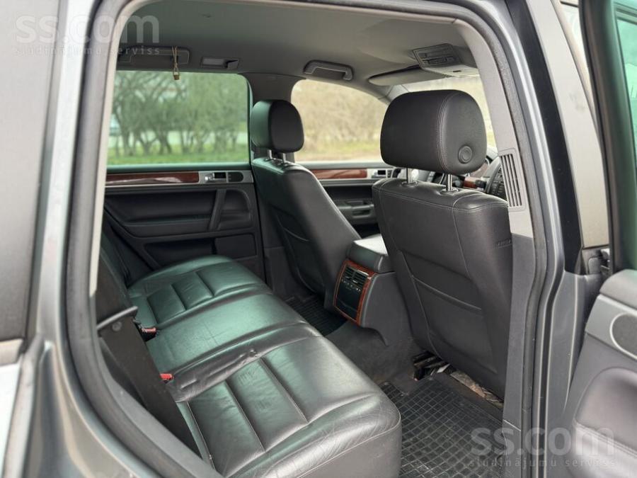 Pelēks Volkswagen Touareg 2005 Ogre, ar dzinēja tilpumu 3.00 L un nobraukumu 228 tūkst. km par 2500 €, foto 16 vietnē AUTOMOTO.COM.LV