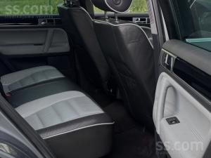 Grey Volkswagen Touareg 2005 in Riga, with an engine capacity of 3.00 L and mileage of 327 thousand km for 4150 €, photo 14 on AUTOMOTO.COM.LV