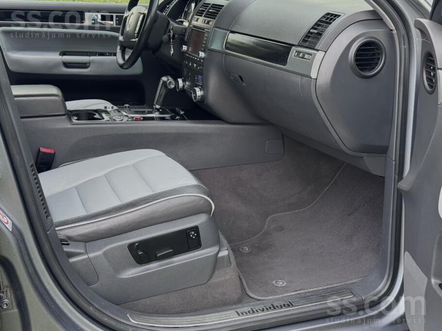 Grey Volkswagen Touareg 2005 in Riga, with an engine capacity of 3.00 L and mileage of 327 thousand km for 4150 €, photo 15 on AUTOMOTO.COM.LV