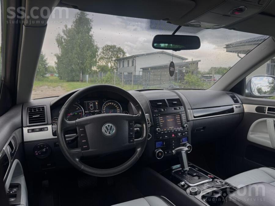 Grey Volkswagen Touareg 2005 in Riga, with an engine capacity of 3.00 L and mileage of 327 thousand km for 4150 €, photo 16 on AUTOMOTO.COM.LV