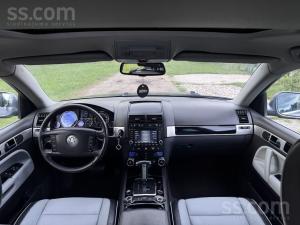 Grey Volkswagen Touareg 2005 in Riga, with an engine capacity of 3.00 L and mileage of 327 thousand km for 4150 €, photo 17 on AUTOMOTO.COM.LV