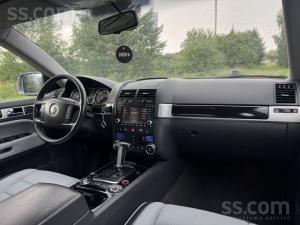 Grey Volkswagen Touareg 2005 in Riga, with an engine capacity of 3.00 L and mileage of 327 thousand km for 4150 €, photo 18 on AUTOMOTO.COM.LV