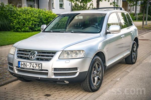 Grey Volkswagen Touareg 2005 in Riga, with an engine capacity of 3.00 L and mileage of 297 thousand km for 2590 €, photo 1 on AUTOMOTO.COM.LV