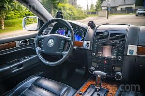 Grey Volkswagen Touareg 2005 in Riga, with an engine capacity of 3.00 L and mileage of 297 thousand km for 2590 €, photo 8 on AUTOMOTO.COM.LV