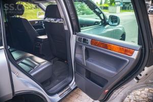 Grey Volkswagen Touareg 2005 in Riga, with an engine capacity of 3.00 L and mileage of 297 thousand km for 2590 €, photo 9 on AUTOMOTO.COM.LV