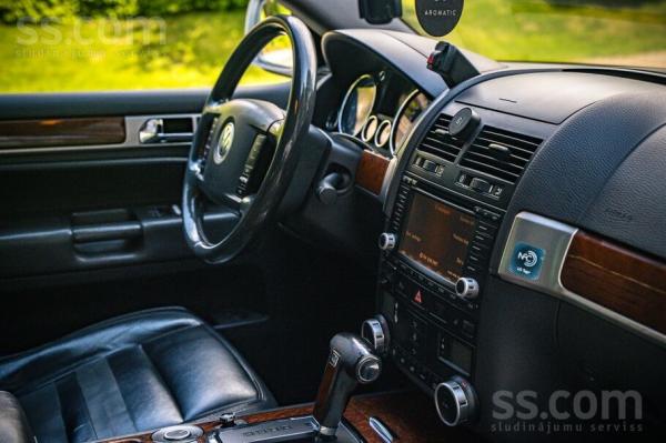 Grey Volkswagen Touareg 2005 in Riga, with an engine capacity of 3.00 L and mileage of 297 thousand km for 2590 €, photo 10 on AUTOMOTO.COM.LV