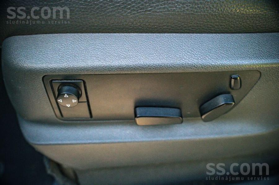 Grey Volkswagen Touareg 2005 in Riga, with an engine capacity of 3.00 L and mileage of 297 thousand km for 2590 €, photo 13 on AUTOMOTO.COM.LV