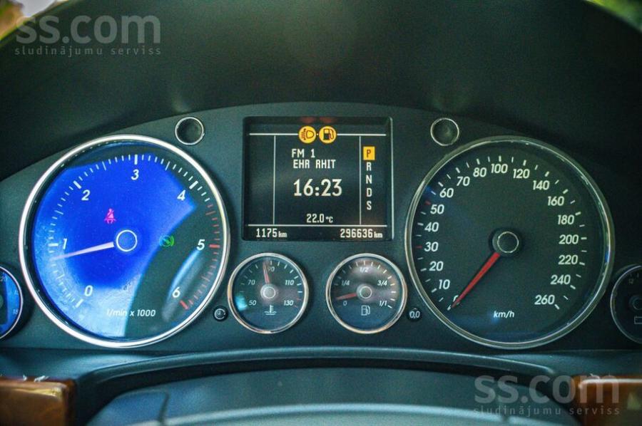 Grey Volkswagen Touareg 2005 in Riga, with an engine capacity of 3.00 L and mileage of 297 thousand km for 2590 €, photo 18 on AUTOMOTO.COM.LV