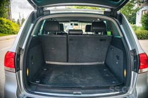 Grey Volkswagen Touareg 2005 in Riga, with an engine capacity of 3.00 L and mileage of 297 thousand km for 2590 €, photo 21 on AUTOMOTO.COM.LV