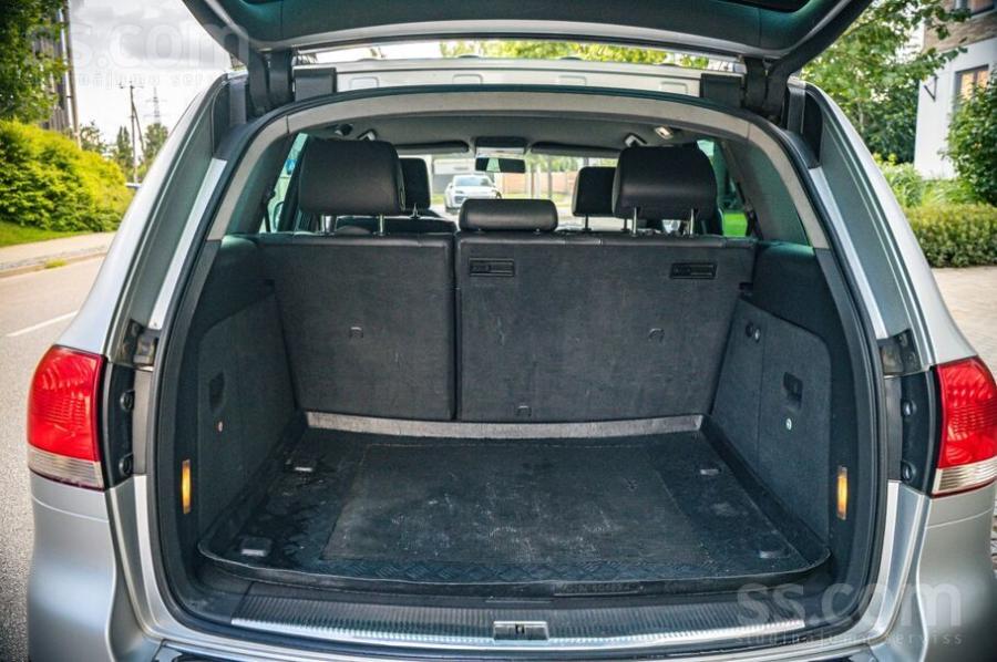 Grey Volkswagen Touareg 2005 in Riga, with an engine capacity of 3.00 L and mileage of 297 thousand km for 2590 €, photo 21 on AUTOMOTO.COM.LV