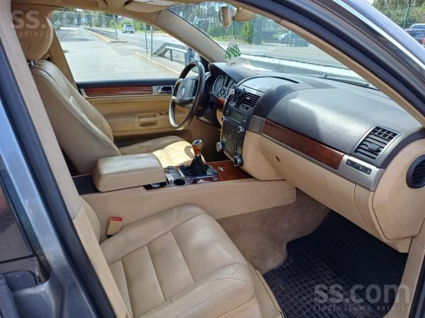 Pelēks Volkswagen Touareg 2005 Rīga, ar dzinēja tilpumu 2.50 L un nobraukumu 391 tūkst. km par 2300 €, foto 3 vietnē AUTOMOTO.COM.LV