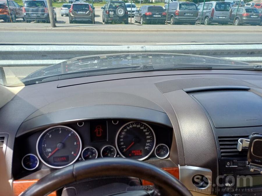 Pelēks Volkswagen Touareg 2005 Rīga, ar dzinēja tilpumu 2.50 L un nobraukumu 391 tūkst. km par 2300 €, foto 5 vietnē AUTOMOTO.COM.LV