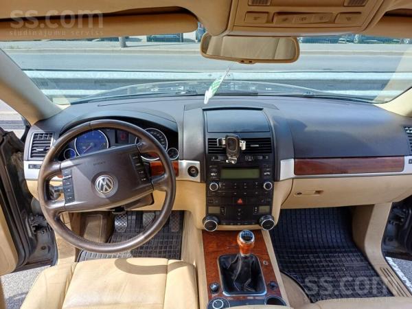 Pelēks Volkswagen Touareg 2005 Rīga, ar dzinēja tilpumu 2.50 L un nobraukumu 391 tūkst. km par 2300 €, foto 5 vietnē AUTOMOTO.COM.LV
