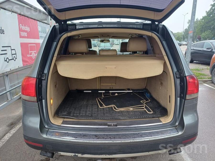 Pelēks Volkswagen Touareg 2005 Rīga, ar dzinēja tilpumu 2.50 L un nobraukumu 391 tūkst. km par 2300 €, foto 7 vietnē AUTOMOTO.COM.LV