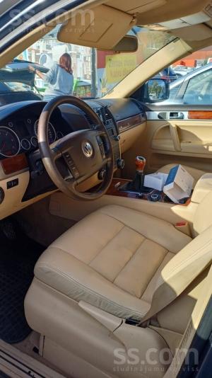 Pelēks Volkswagen Touareg 2005 Rīga, ar dzinēja tilpumu 2.50 L un nobraukumu 391 tūkst. km par 2300 €, foto 8 vietnē AUTOMOTO.COM.LV