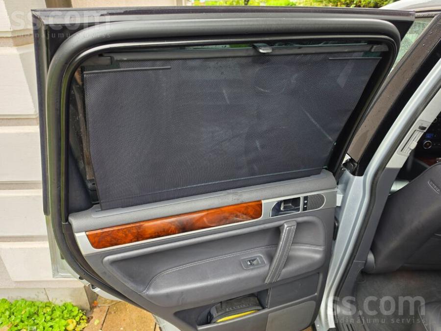 Grey Volkswagen Touareg 2005 in Riga, with an engine capacity of 3.20 L and mileage of 280 thousand km for 2800 €, photo 8 on AUTOMOTO.COM.LV