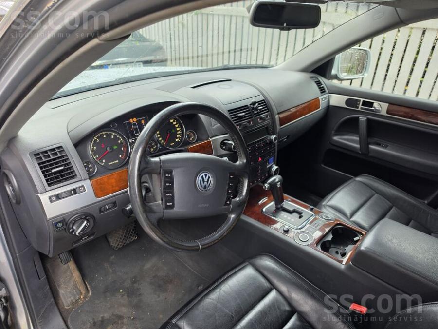 Grey Volkswagen Touareg 2005 in Riga, with an engine capacity of 3.20 L and mileage of 280 thousand km for 2800 €, photo 9 on AUTOMOTO.COM.LV