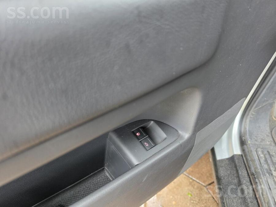 Grey Volkswagen Touareg 2005 in Riga, with an engine capacity of 3.20 L and mileage of 280 thousand km for 2800 €, photo 12 on AUTOMOTO.COM.LV