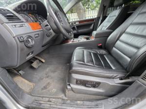 Grey Volkswagen Touareg 2005 in Riga, with an engine capacity of 3.20 L and mileage of 280 thousand km for 2800 €, photo 14 on AUTOMOTO.COM.LV