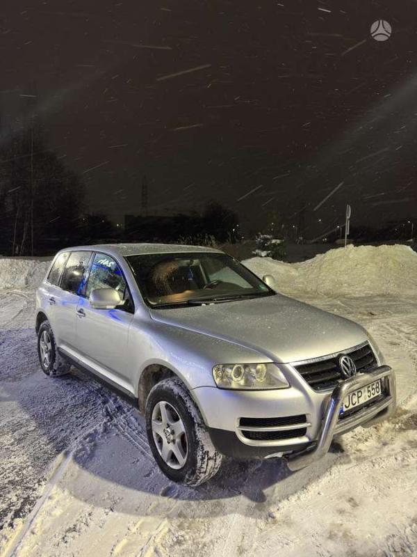 Pelēks Volkswagen Touareg 2006 Viļņa, ar dzinēja tilpumu 2.46 L un nobraukumu 300 tūkst. km par 2450 €, foto 1 vietnē AUTOMOTO.COM.LV