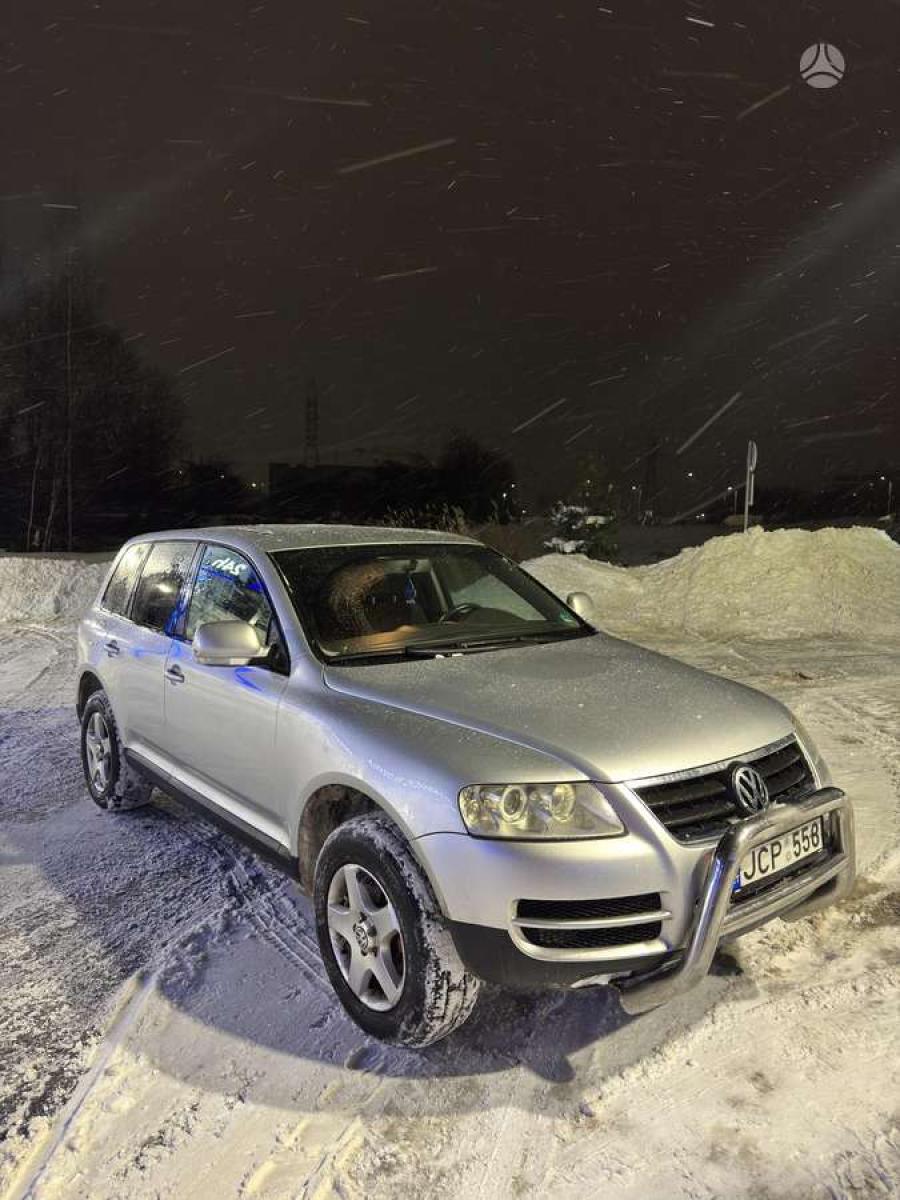 Grey Volkswagen Touareg 2006 in Vilnius, with an engine capacity of 2.46 L and mileage of 300 thousand km for 2450 €, photo 1 on AUTOMOTO.COM.LV