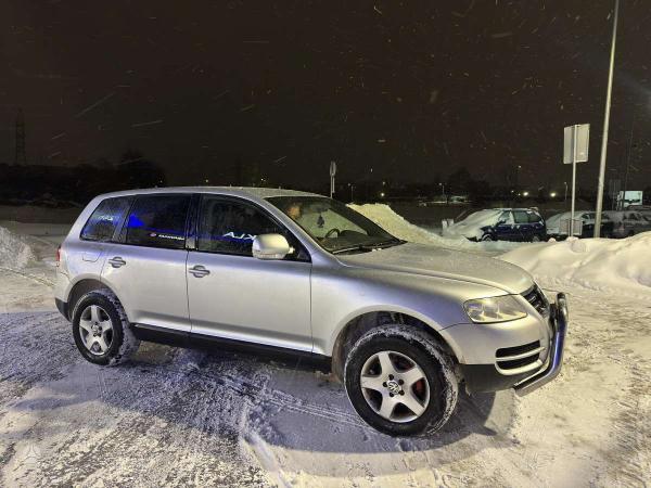 Pelēks Volkswagen Touareg 2006 Viļņa, ar dzinēja tilpumu 2.46 L un nobraukumu 300 tūkst. km par 2450 €, foto 3 vietnē AUTOMOTO.COM.LV
