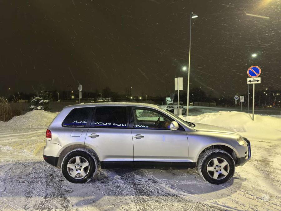 Grey Volkswagen Touareg 2006 in Vilnius, with an engine capacity of 2.46 L and mileage of 300 thousand km for 2450 €, photo 4 on AUTOMOTO.COM.LV